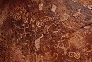 Maze Petroglyphs ザ・ウェーブに来たら寄り道したいネイティブアメリカンのユニークな壁画 | Desert Moon